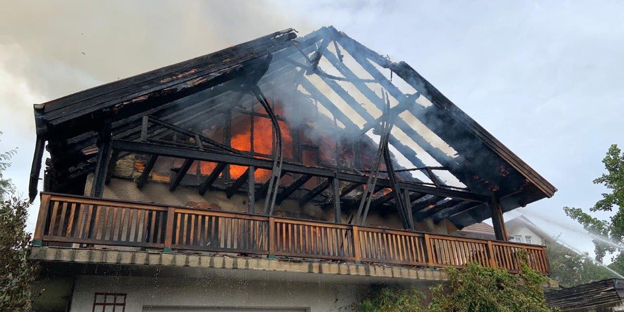 Niederösterreich – Haus steht in Vollbrand, sieben Wehren im Einsatz ...