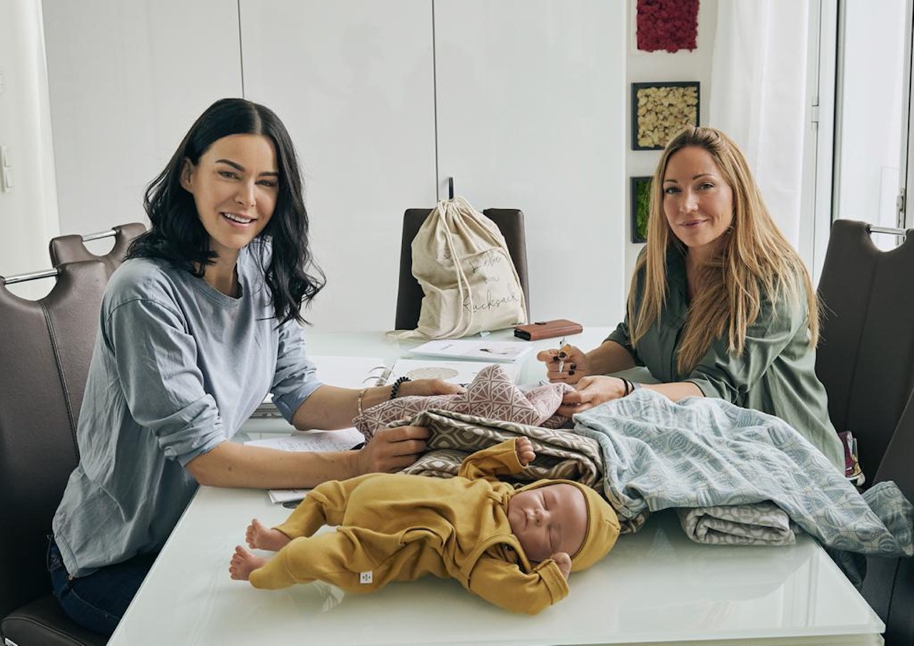 Model Kerstin Lechner designet Baby-Tragetücher – Leute | Heute.at