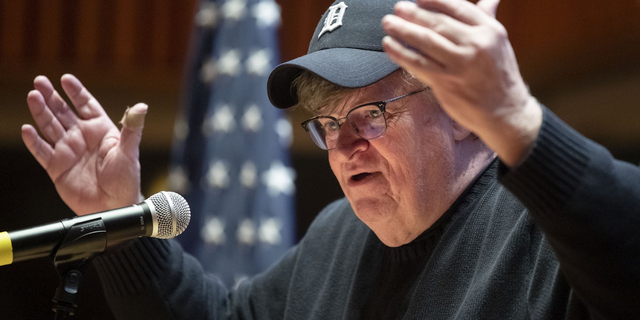 Welt – Michael Moore glaubt, dass Trump Infektion erfunden hat | Heute.at