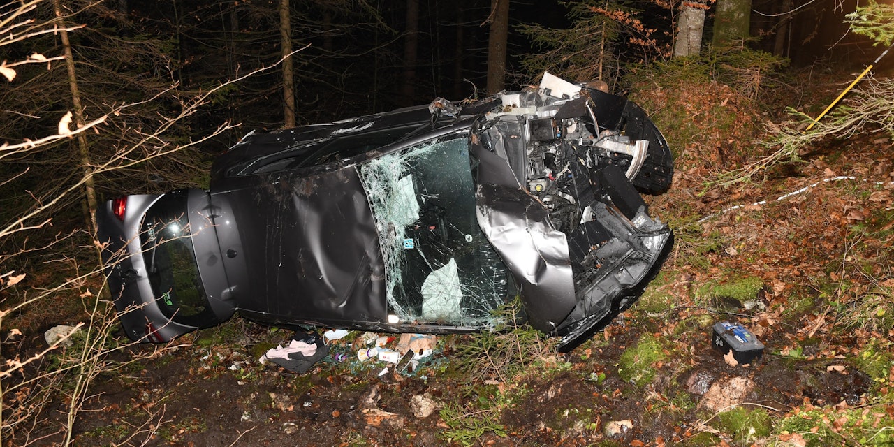 Tirol – 18-Jährige nach Crash aus Renault-Wrack gerettet | Heute.at