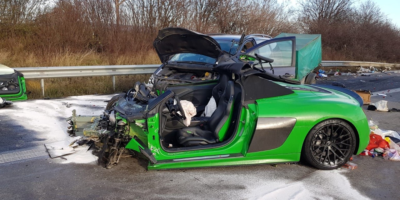 Welt – Audi R8 bei Crash auf Autobahn in zwei Teile gerissen | Heute.at