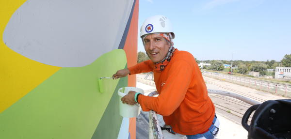 Kraftwerk Simmering bekommt Bemalung im Superman-Stil | Heute.at