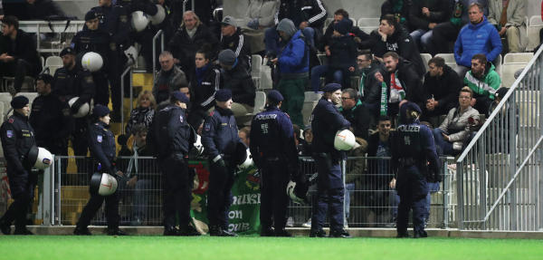 Wien: Hooligan-Attacke bei Spiel Austria gegen Rapid - Österreich ...
