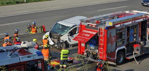 Schwerer Unfall auf der A1: Zwei Eingeklemmte - Österreich | heute.at