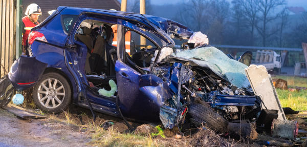 Pkw-Lenkerin (50) stirbt bei Crash mit Lkw - Österreich | heute.at