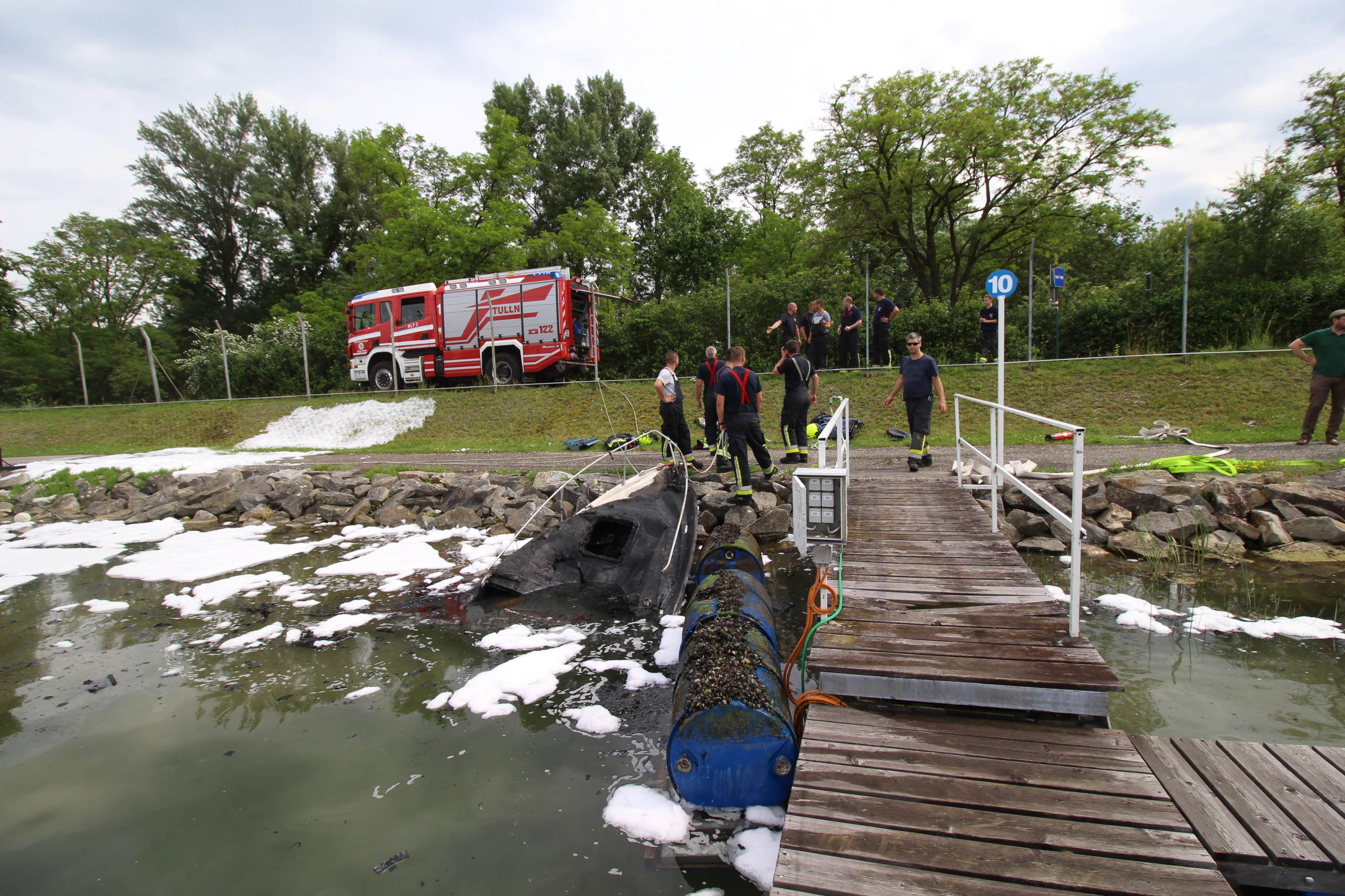 Das gesunkene Boot wurde aus dem Wasser gezogen. | Heute.at