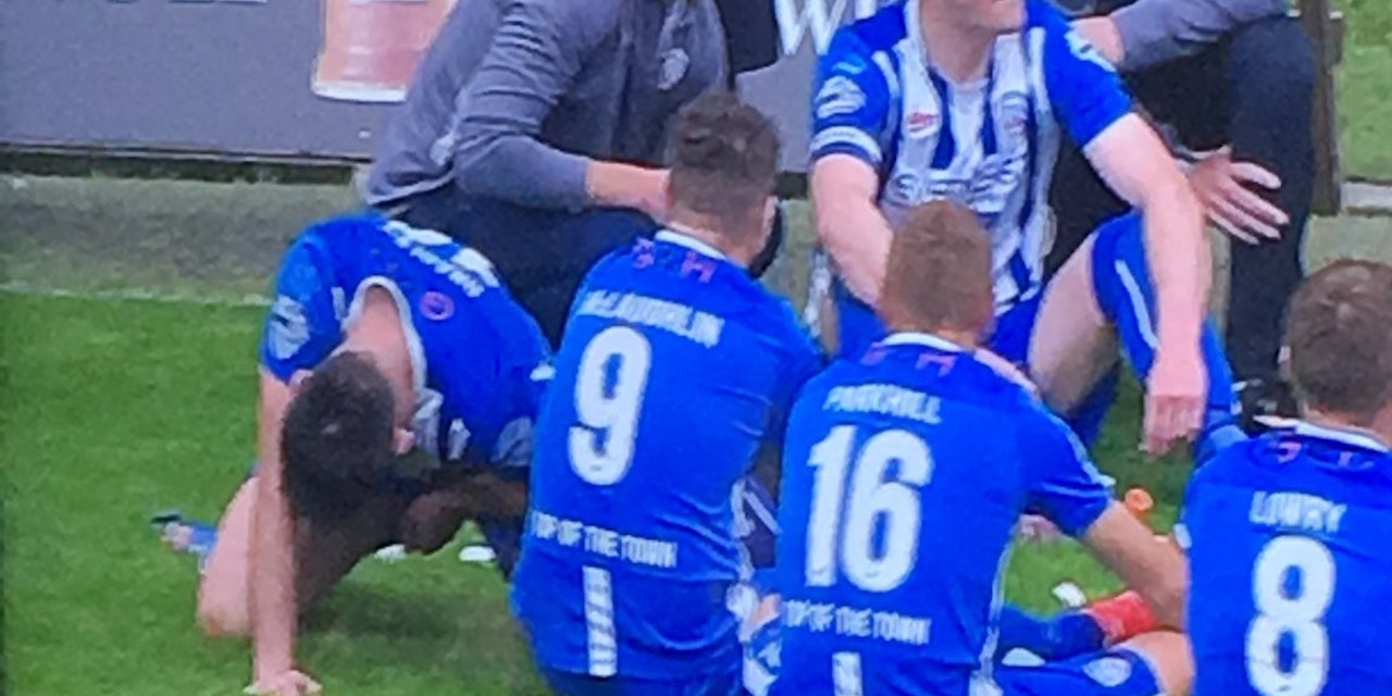 Fussball – Spieler pinkelt während Live-Match auf den Rasen | Heute.at