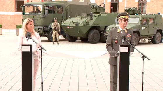 Heeressoldat kollabiert bei Minister-Auftritt - Politik | heute.at