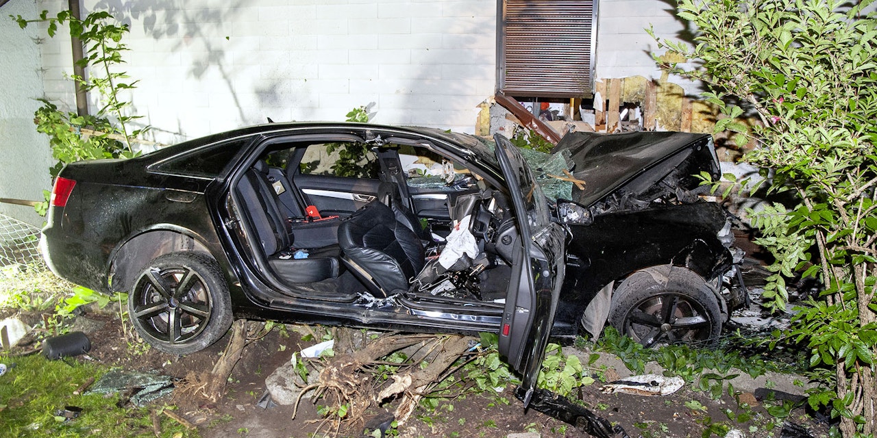 Oberösterreich – Auto kracht gegen Hausmauer: Beifahrer tot | Heute.at