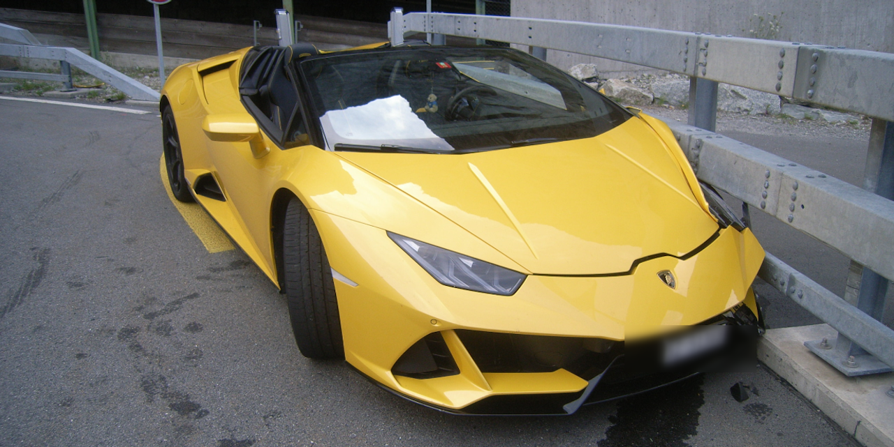 Lambo-Lady rasiert Leitplanke, 280.000 Euro Schaden | Heute.at