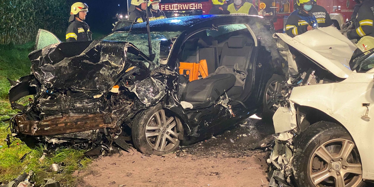 Oberösterreich – Frauen nach Frontal-Crash in Auto-Wrack eingeklemmt | Heute.at