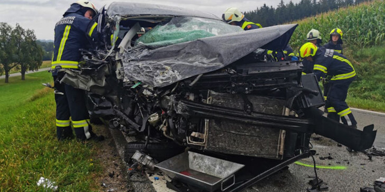 Oberösterreich – Liebes-Paar nach Crash in Auto-Wrack eingeklemmt | Heute.at