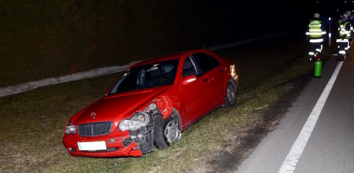Österreich – Alko-Lenker krachte vor Ampel in stehende Kolonne | Heute.at