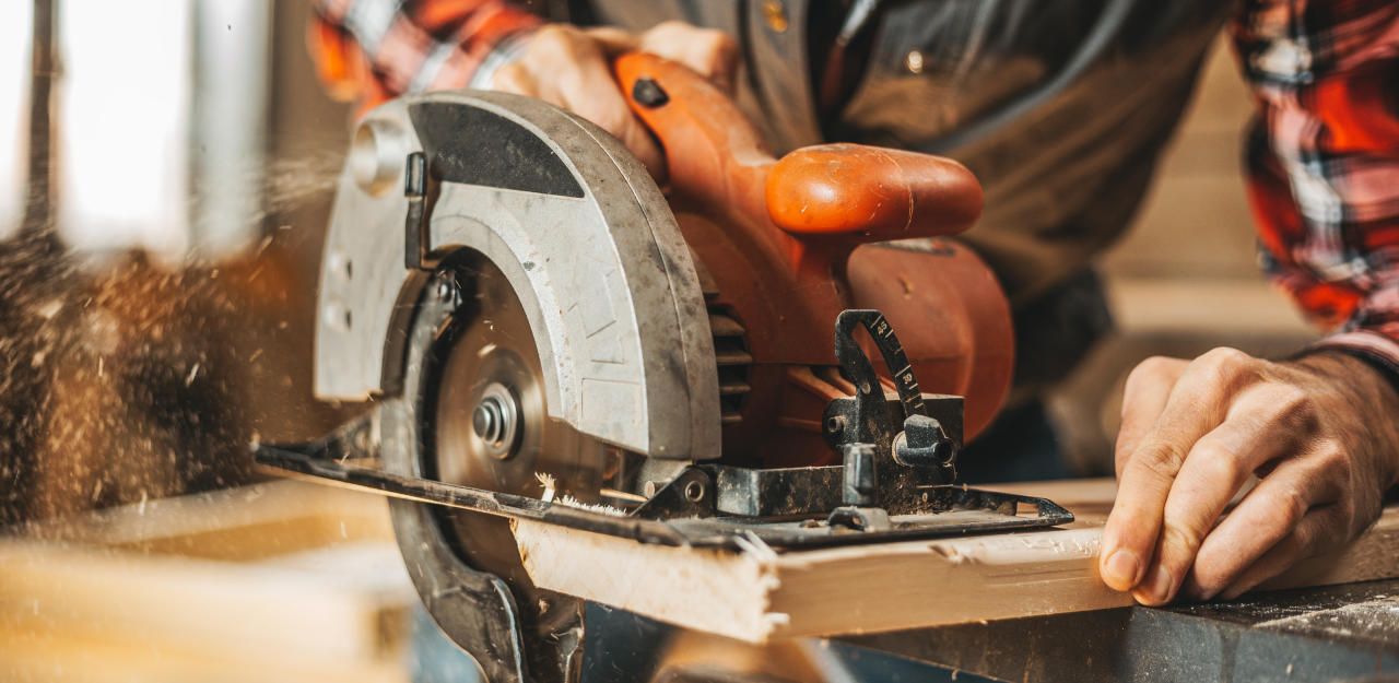 Mann (25) trennt sich mit Kreissäge Finger ab – Österreich | Heute.at