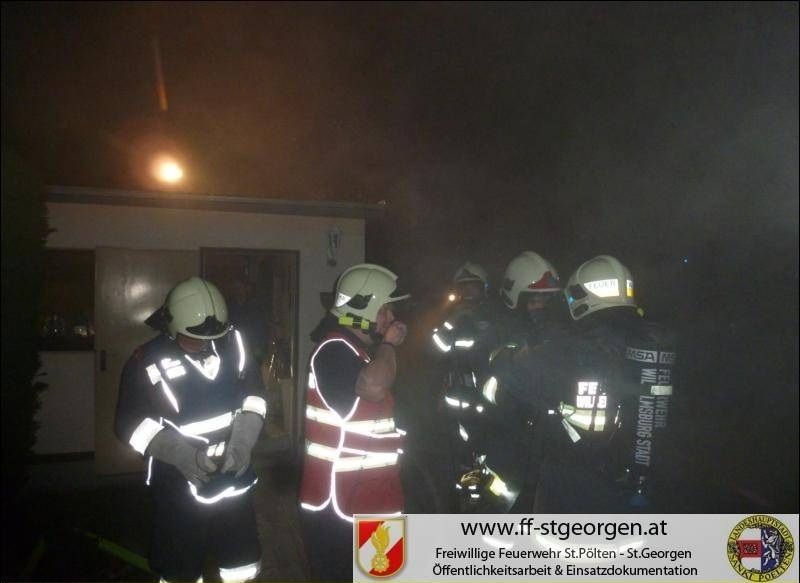 Feuerwehrmann bei Kellerbrand verletzt | Heute.at