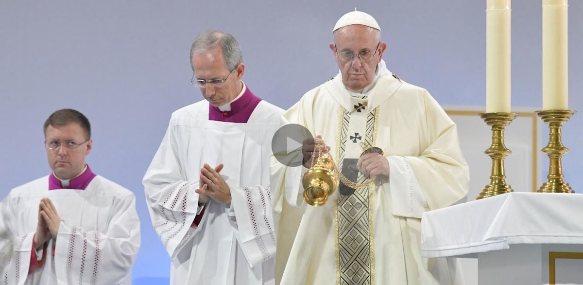 Welt – Papst fällt während der Messe vom Podest | Heute.at