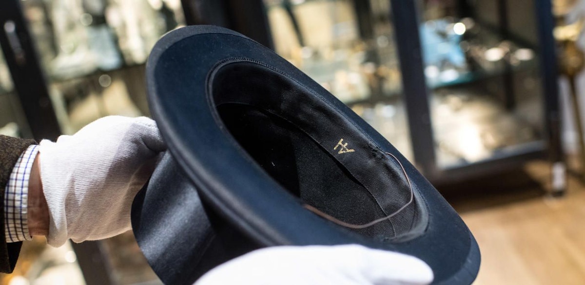 Welt – Mann ersteigert Hitler-Hut und spendet ihn | Heute.at