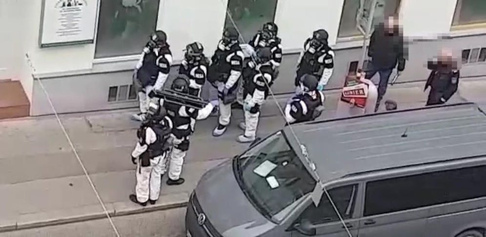 Österreich – Mann bedroht Freundin mit Gewehr – WEGA-Einsatz | Heute.at