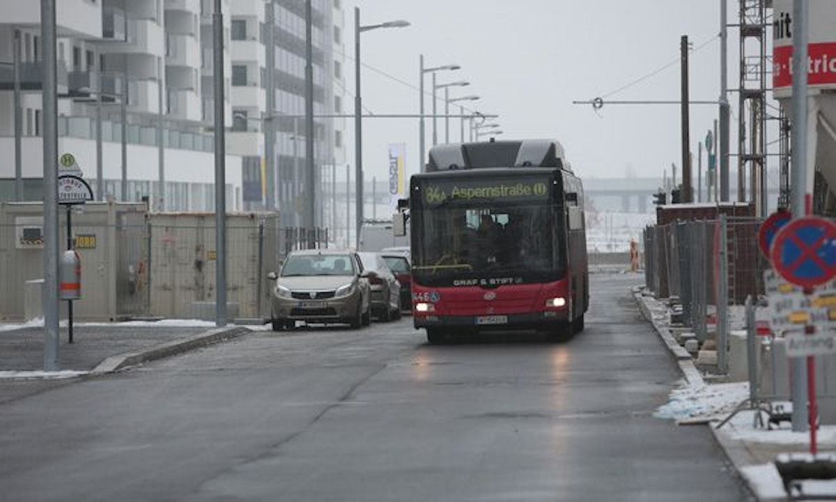 Österreich – Bus 84A fährt an Haltestelle vorbei | Heute.at