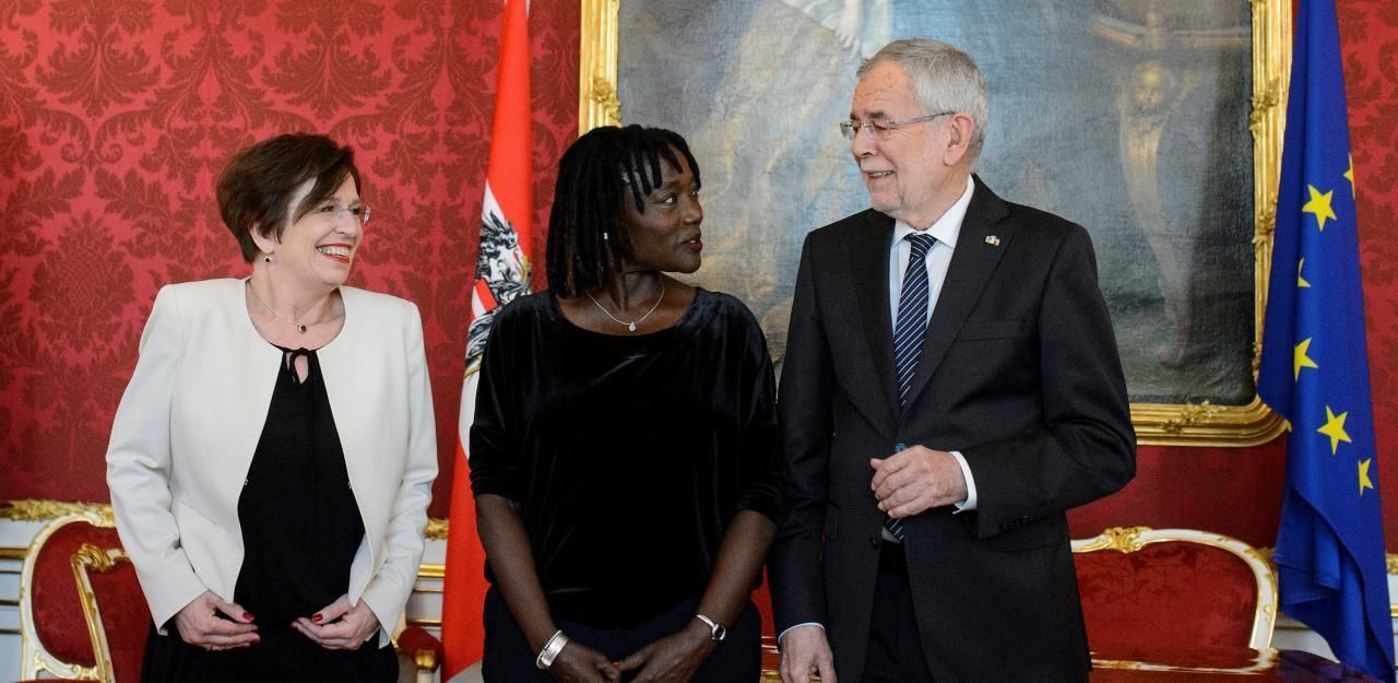 Szene – Video: Auma Obama wird in der Hofburg empfangen | Heute.at