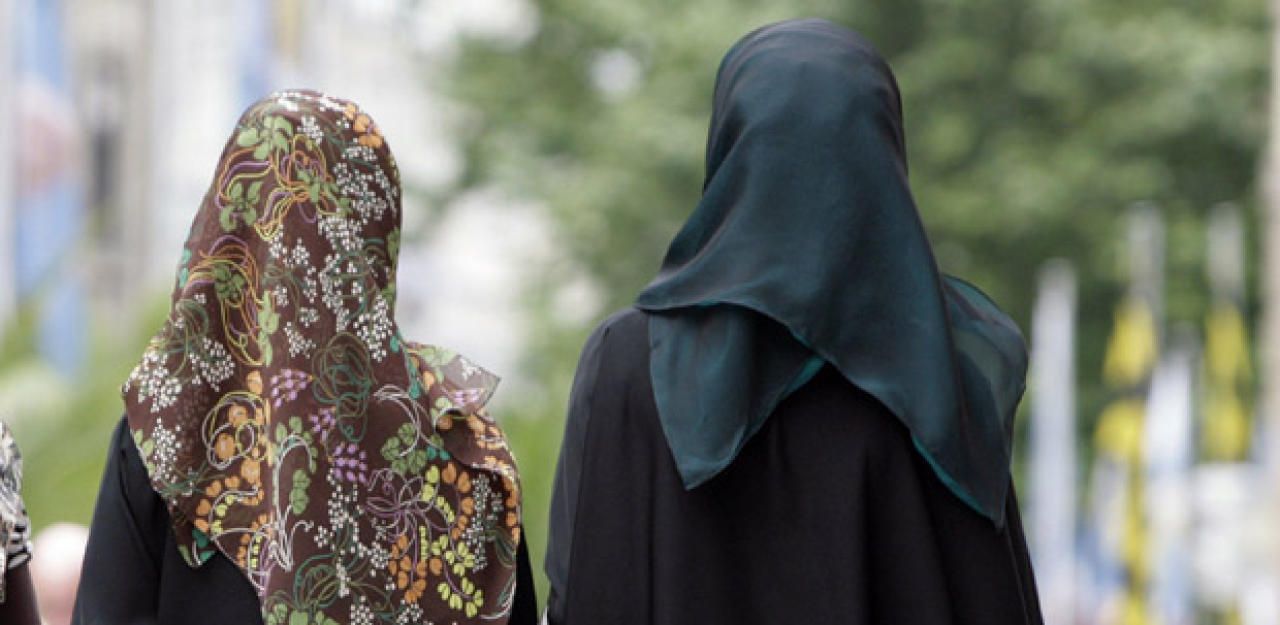 Österreich – Beraterinnen beim AMS haben Kopftuch-Verbot | Heute.at