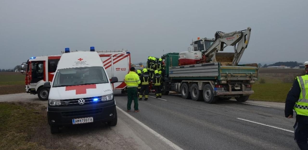 Österreich – Auffahrunfall: Lkw-Lenker schwer verletzt | Heute.at