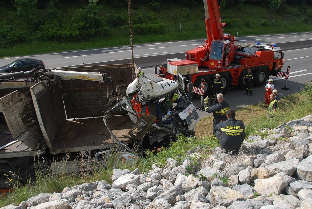 Österreich – Schwerer Lkw-Unfall löste Stau auf A21 aus | Heute.at