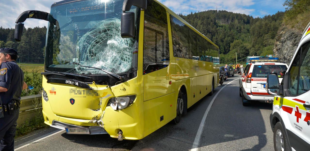 Österreich – Motorradlenker kracht frontal in Reisebus – tot | Heute.at