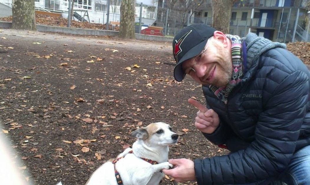Österreich – Alkbottle-Sänger Gregory weint um toten Hund | Heute.at