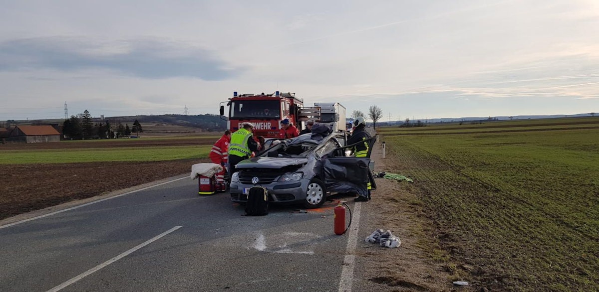 Österreich – Drei Menschen nach Unfall im Wrack eingeklemmt | Heute.at