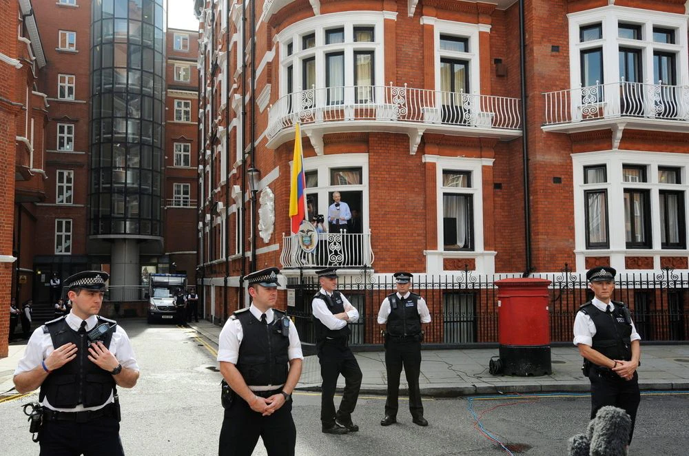 Assange wohnt in winzigem Zimmer | Heute.at