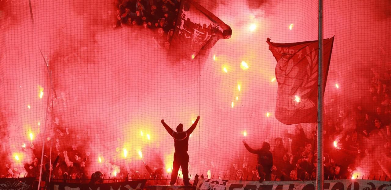 Sendung im Staats-TV von PAOK-Hooligans gestürmt | Heute.at