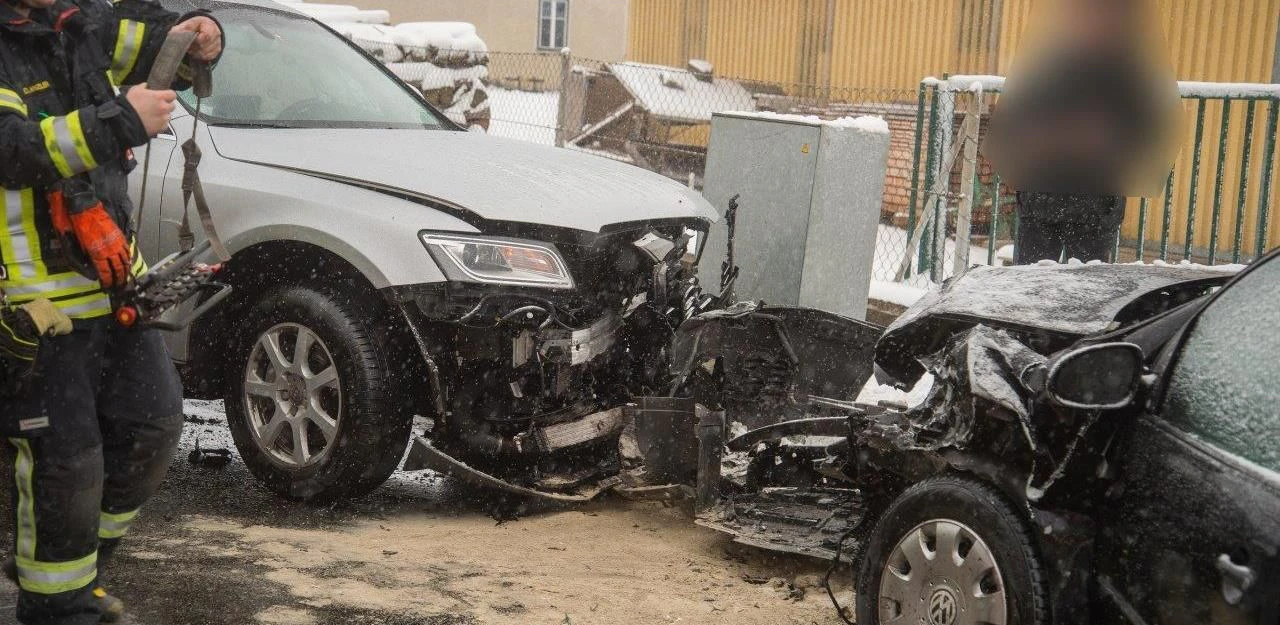 Österreich – Drei Verletzte bei Frontal-Unfall im Ortsgebiet | Heute.at