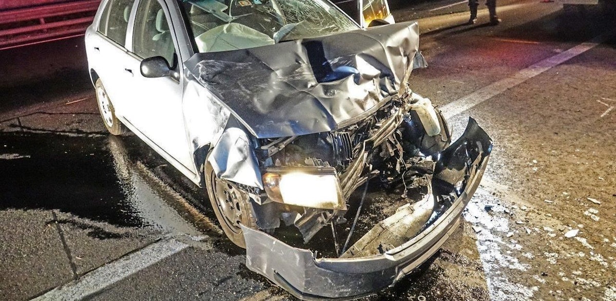 Österreich – Pkw-Lenkerin kracht mit Vollgas in Anpralldämpfer | Heute.at