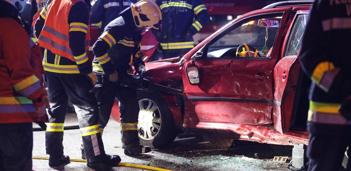 Österreich – Kreuzungscrash: Lenkerin in Wrack eingeklemmt | Heute.at
