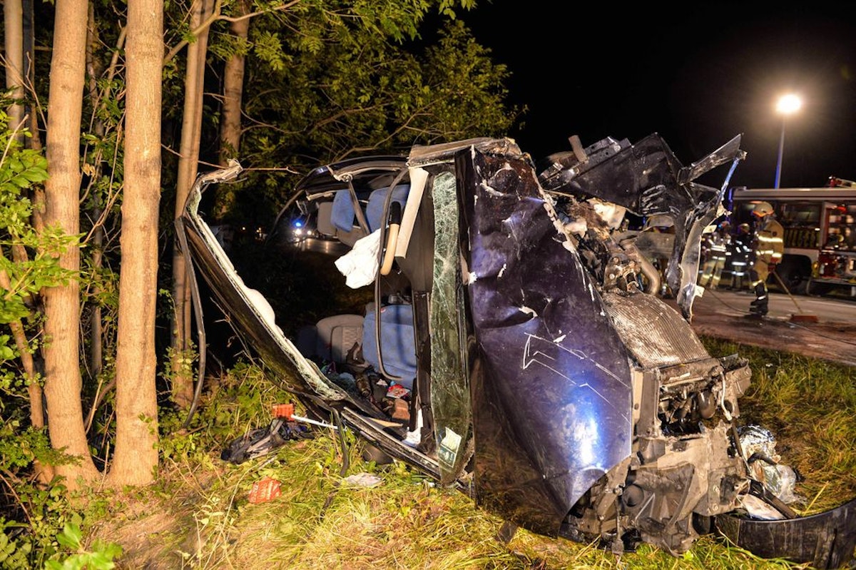 Österreich – Zwei Menschen nach Crash in Wrack eingeklemmt | Heute.at