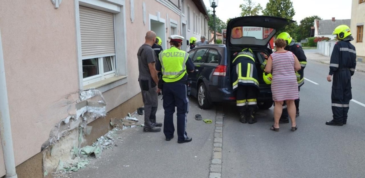 Österreich – Schwerer Unfall: Pkw krachte gegen Hausmauer | Heute.at