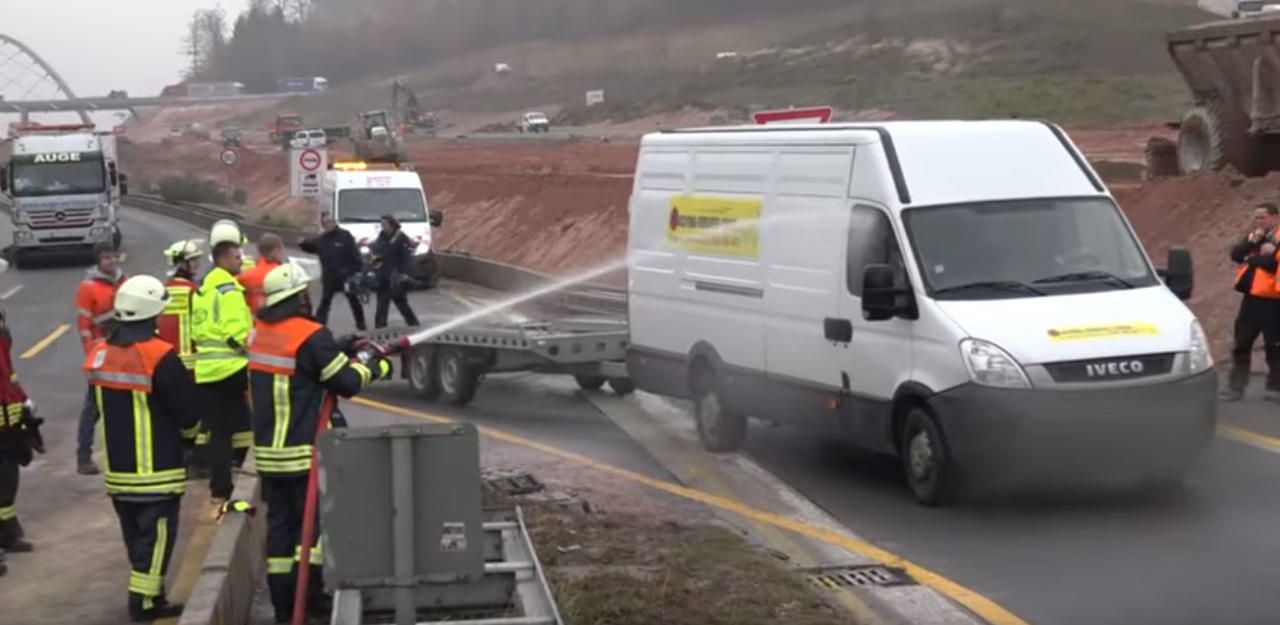 Welt – Feuerwehr bespritzt Gaffer nach tödlichem Unfall | Heute.at