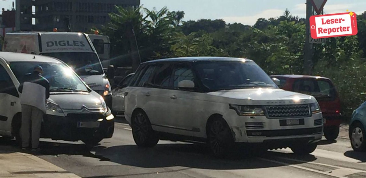 Community – Range Rover aus Monaco kracht in Wiener Citroen | Heute.at