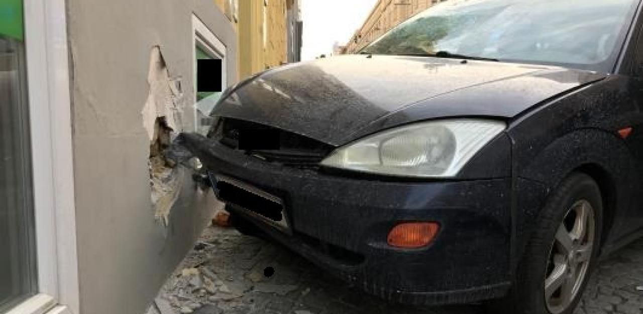 Österreich – Auto kracht gegen Hausmauer - zwei Verletze | Heute.at