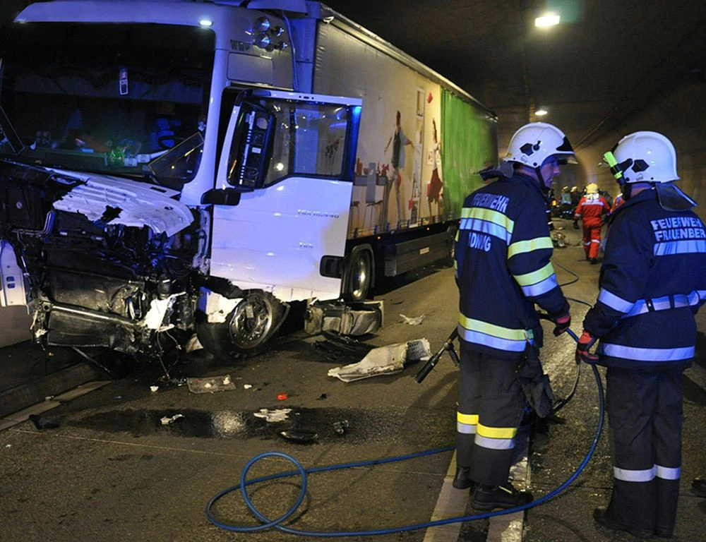 Österreich – Tödlicher Unfall mit drei Autos im Bosrucktunnel | Heute.at