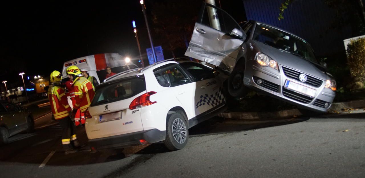"Huckepack"-Unfall: Autos übereinandergestapelt | Heute.at
