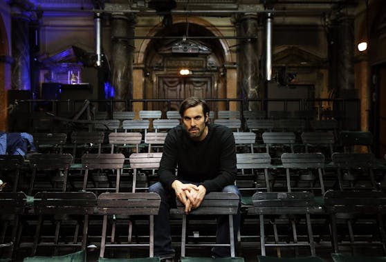 Max Simonischek gibt mit "Der Bau" seine Burg-Premiere - Szene | heute.at