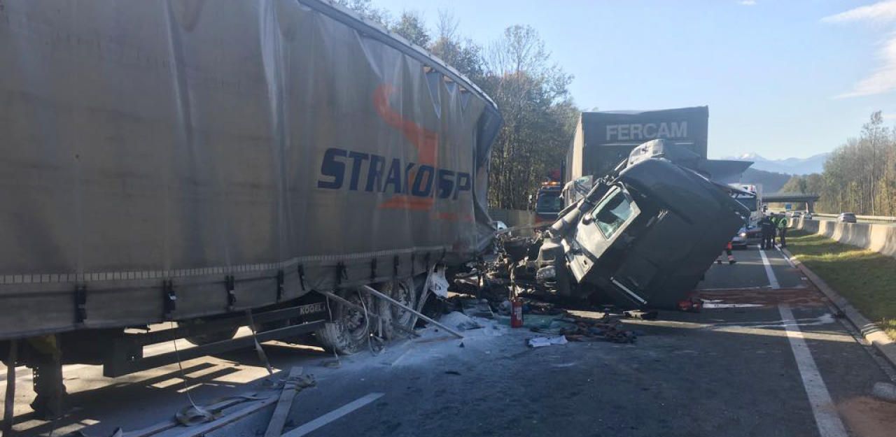 Lkw bei Auffahrunfall in Stücke gerissen – Österreich | Heute.at