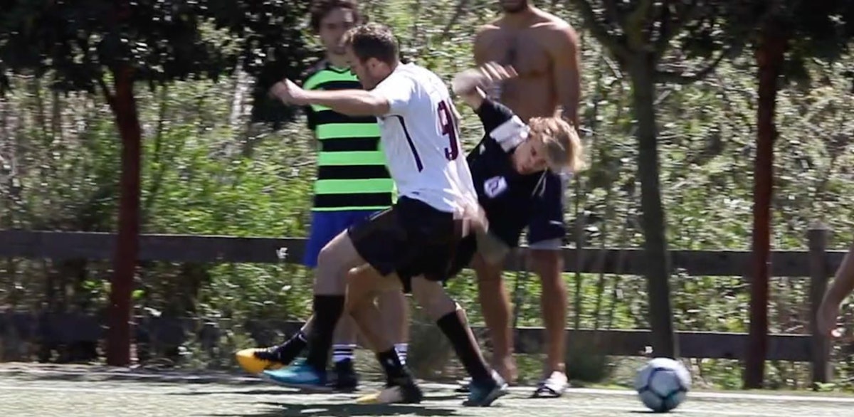 Szene – Justin Bieber wird beim Fußball zur Schwalbe | Heute.at