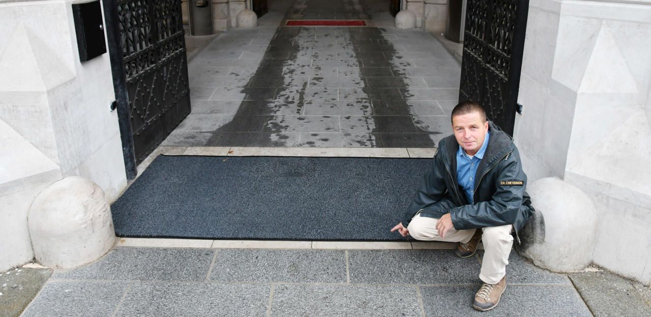 Rutschgefahr! Rathaus rollt nun den Teppich aus – Österreich | heute.at