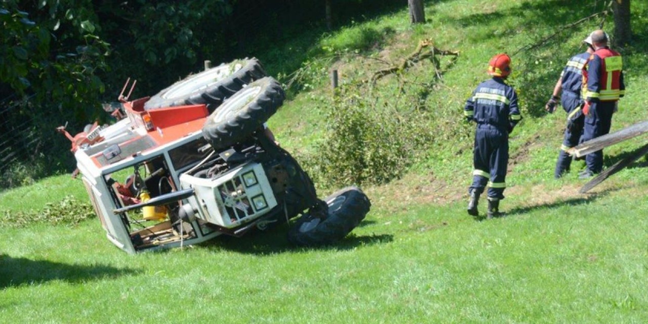 Tirol – Traktor-Lenker telefoniert während Fahrt und baut Crash | Heute.at