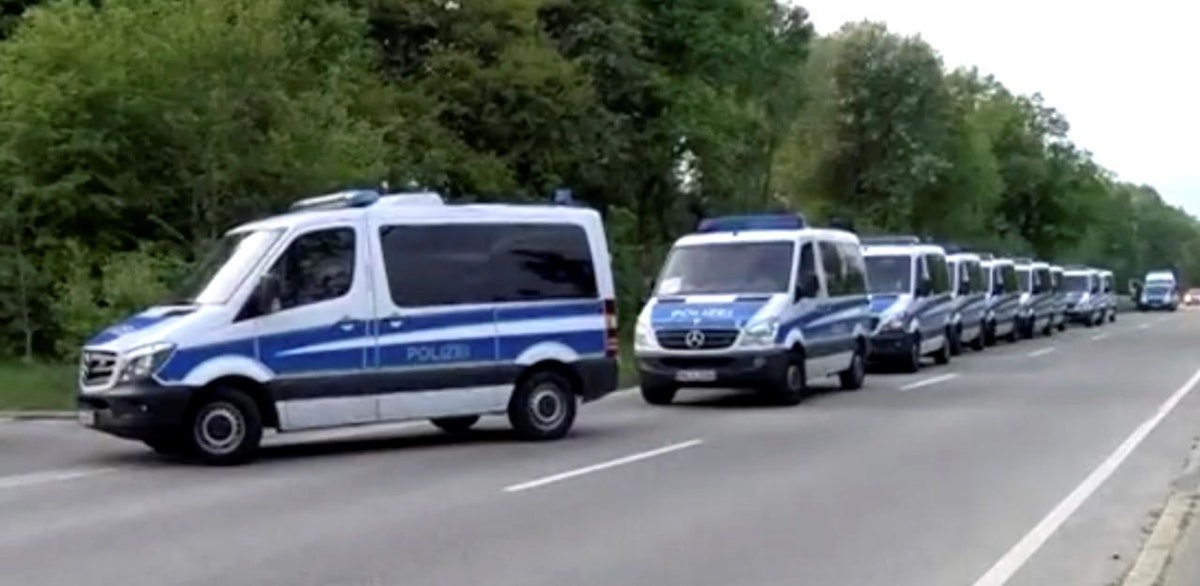 Welt – Verhinderte Abschiebung: So rückt Polizei jetzt an | Heute.at