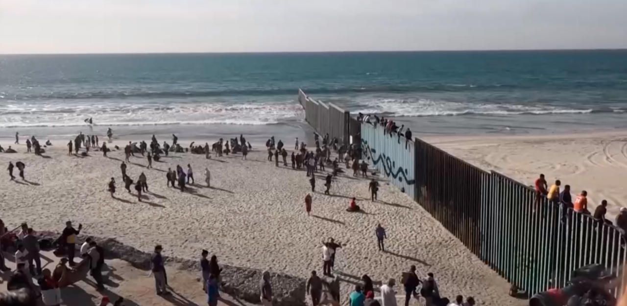 Erste Migranten klettern auf den US-Grenzzaun - Welt | Heute.at