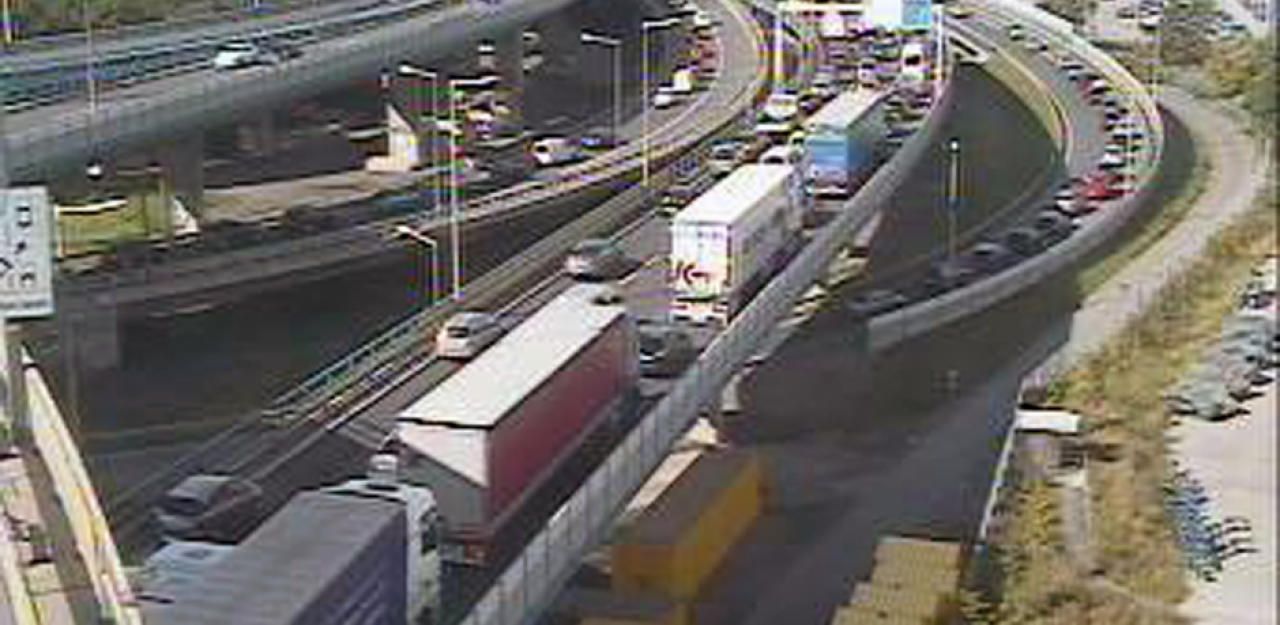 Österreich – Unfall mit Lkw und Pkw legt Tangente lahm | Heute.at